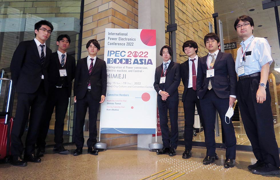 国際会議へ参加した学生と指導教員